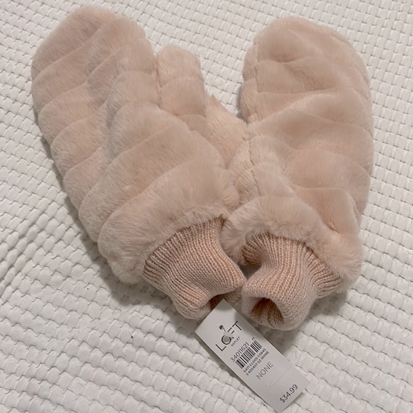 LOFT | Accessories | Nwt Loft Os Fuzzy Mittens | Poshmark
